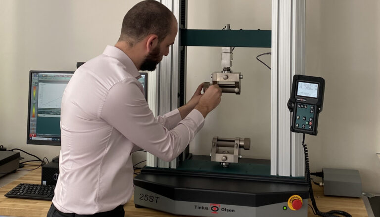 Machine de traction : l'outil indispensable des laboratoires matériaux ...